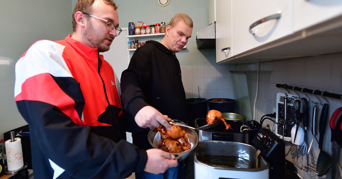 Yoeri en Geoffrey trakteren minima op oliebollen: ‘Voor 80 euro maken ...