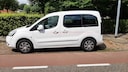 Twee auto's voor de deur in Goirle, allebei een dikke, rode streep: 'Ik ...