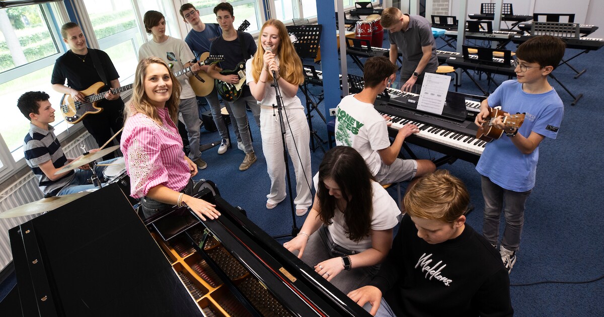 Bladelse leerlingen lopen weg met muziekdocente Ineke | Bladel | ED.nl