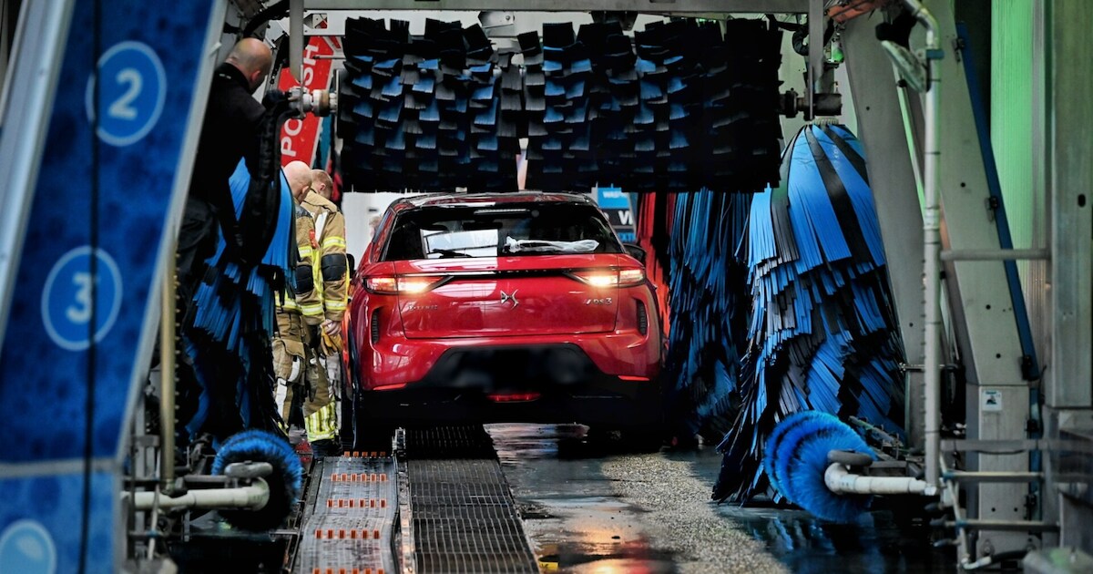 Medewerker van Tilburgse wasstraat hoort hard geluid, daarna zit auto ...