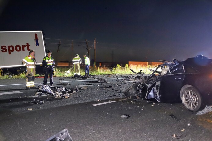 Dode bij ongeluk op A15: spookrijdende auto botst op vrachtwagen | Binnenland | ed.nl