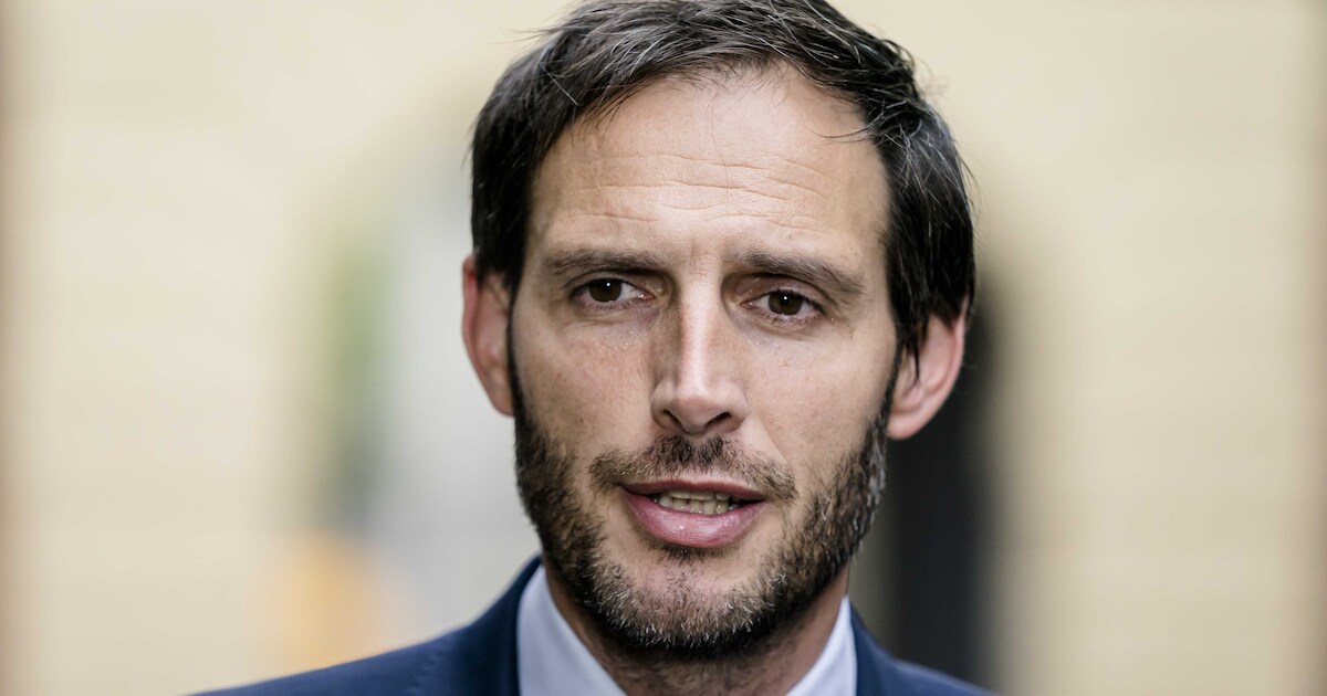 Minister Hoekstra maakt geesten rijp voor lange oorlog: ‘Er moeten ...