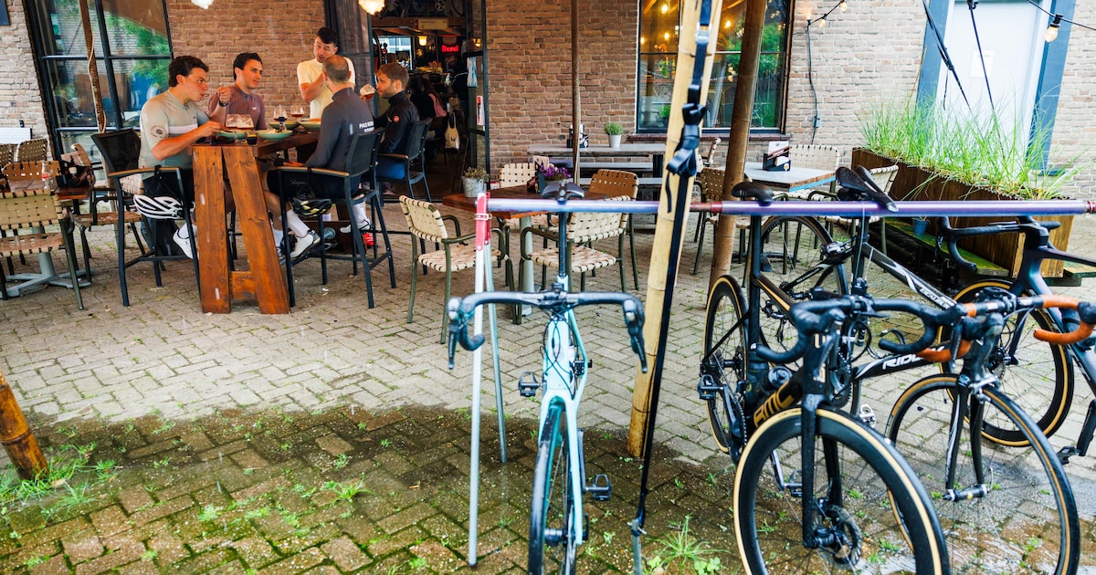 De jarige fietst met een hoedje op zijn helm bij Sam en zijn ...