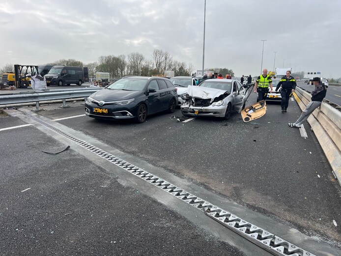 Chaos na ongeluk op A1: weg dicht, spookrijders betrapt en drie bestuurders met politie mee ...