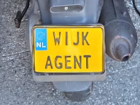 Scooterrijder rijdt rond in Helmond met kenteken ‘wijkagent’, echte ...