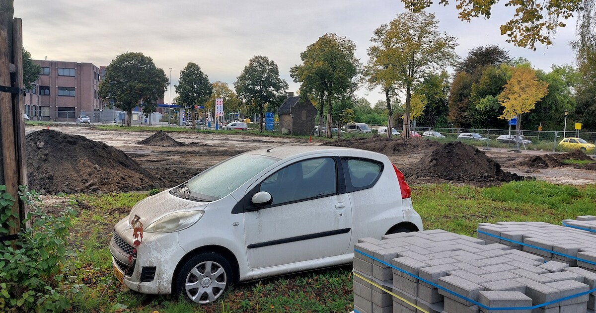 Hier moet een park komen, maar witte Peugeot staat al maanden in de weg | Helmond | ED.nl