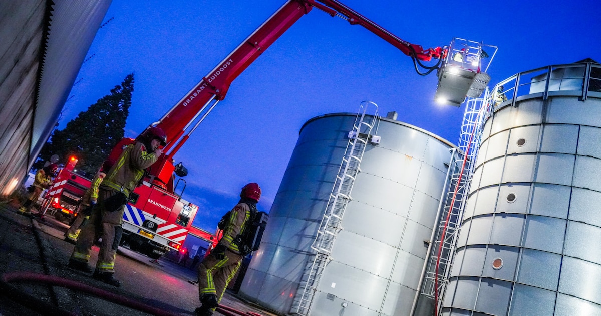 Klep van silo vol hout geblazen door explosie bij kozijnen-bedrijf in ...