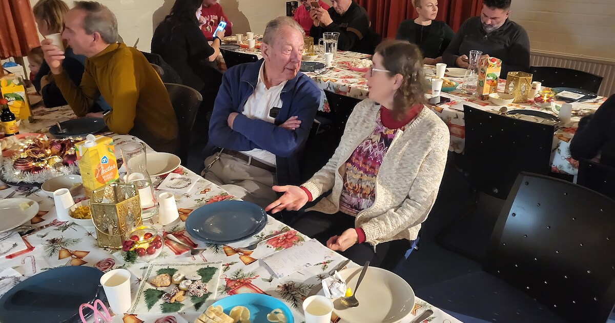 Joska schuift met wildvreemden aan de kerstdis: ‘Ik ben gewend om ...