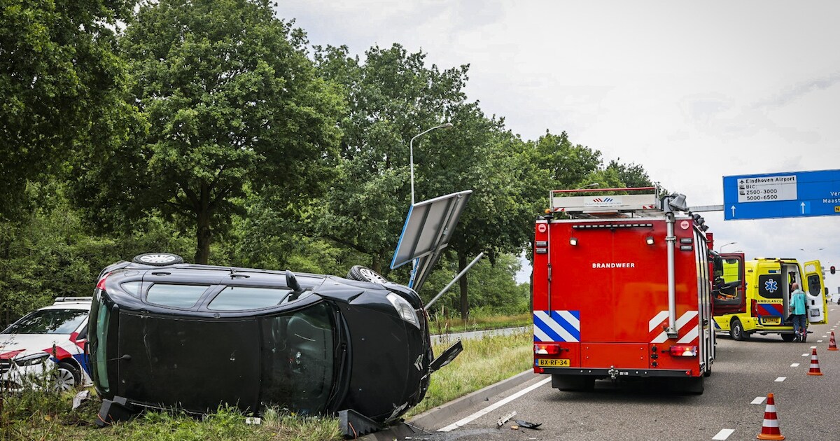 Auto met gezin slaat over de kop in Eindhoven, verkeer richting ...
