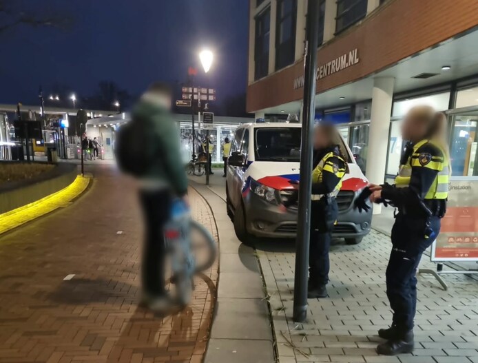 Tientallen fietsers lopen tegen de lamp bij politiecontrole in Helmond ...