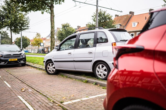 ‘Spookauto’ staat al weken met open raam scheef geparkeerd, het verhaal ...