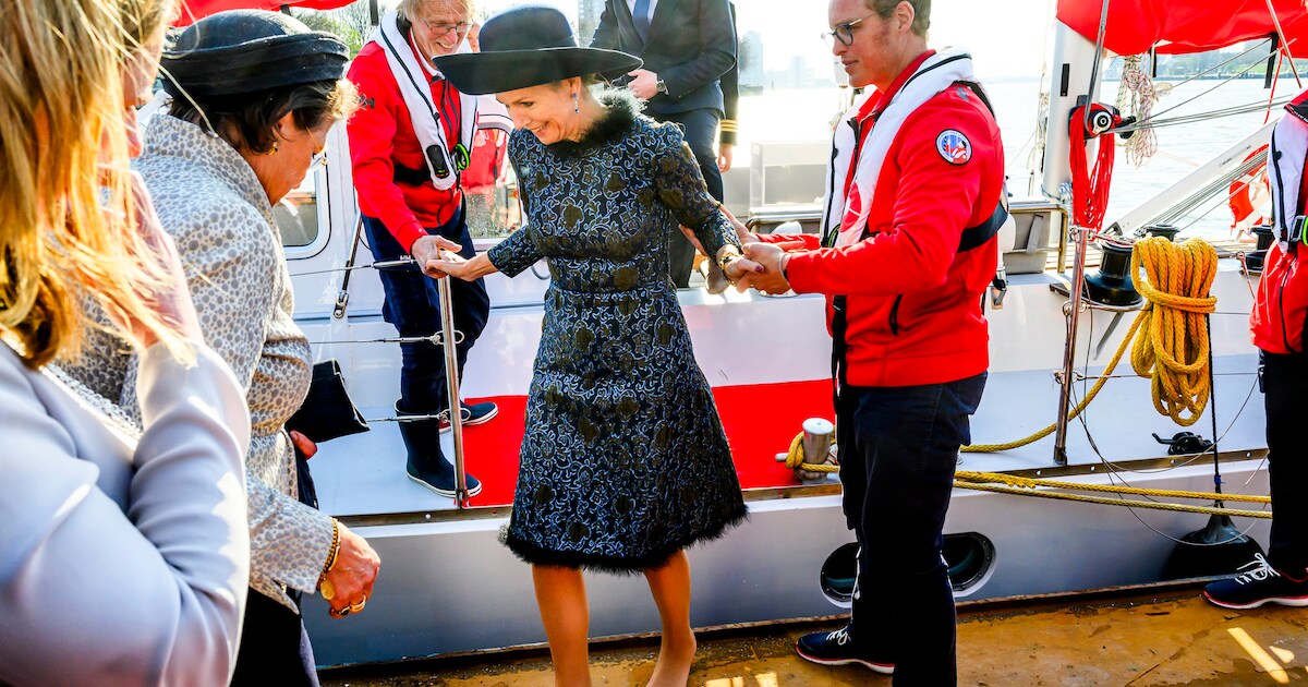 Dat stond niet in het draaiboek: koningin Máxima trekt haar pumps uit ...