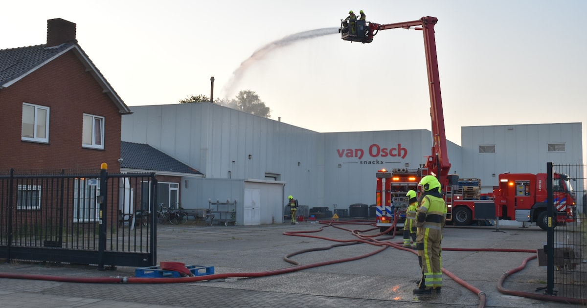 Volledige dak van loods gehaald na grote brand bij snackfabrikant Van ...