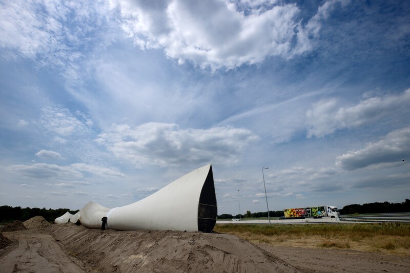 Afgedankte wieken van windmolens voldoen prima als geluidsscherm langs ...