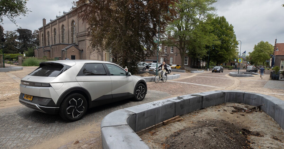 Kritiek op betonranden Kerkplein in Aarle-Rixtel: ‘Ik houd mijn hart ...