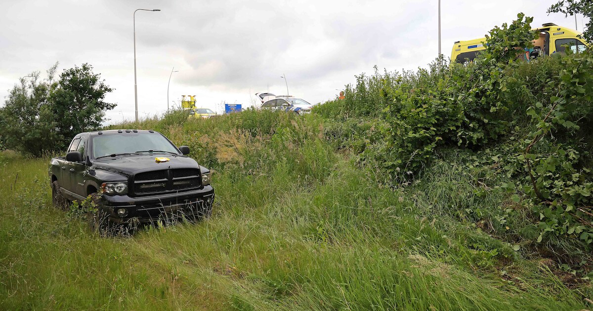Auto schiet de Midden-Brabantweg af en belandt onderaan talud ...