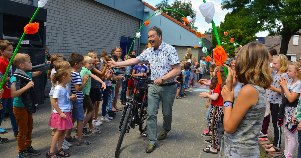 Meester Peter samen op de fiets thuis opgehaald in Deurne | Helmond | ED.nl