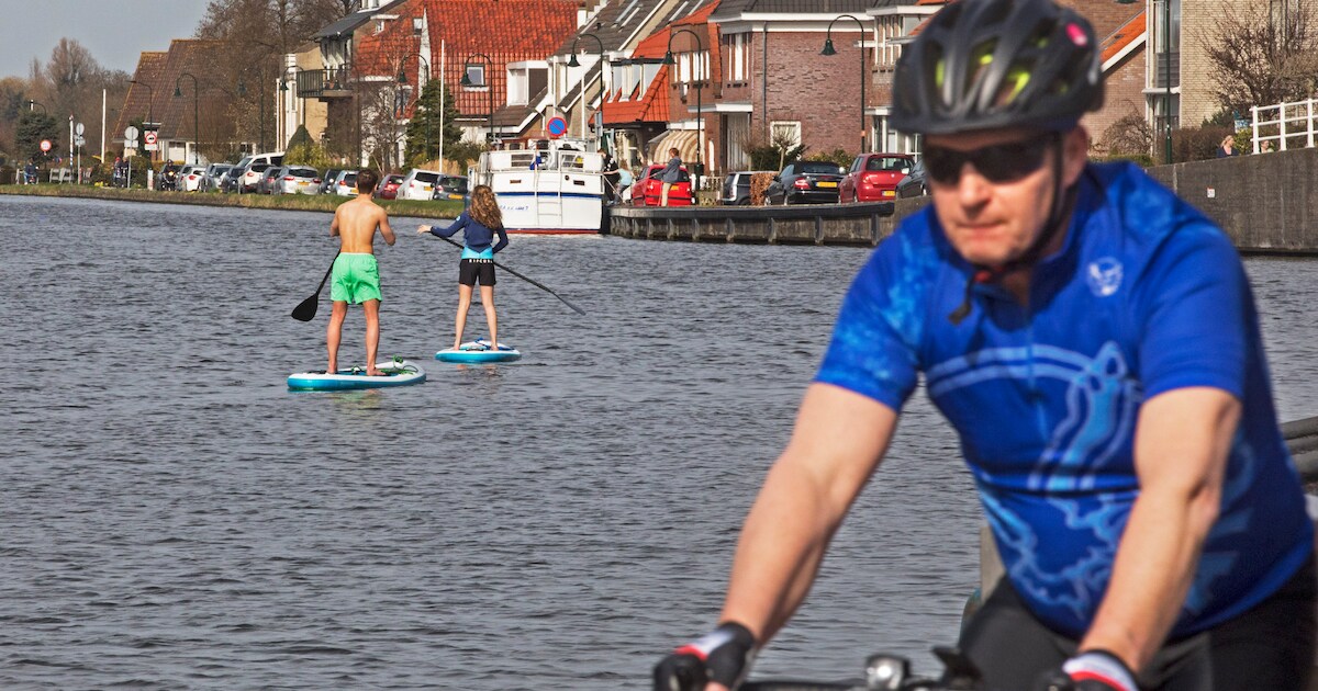 Duikers halen telefoon en sleutels van wielrenner uit kanaal en worden ...