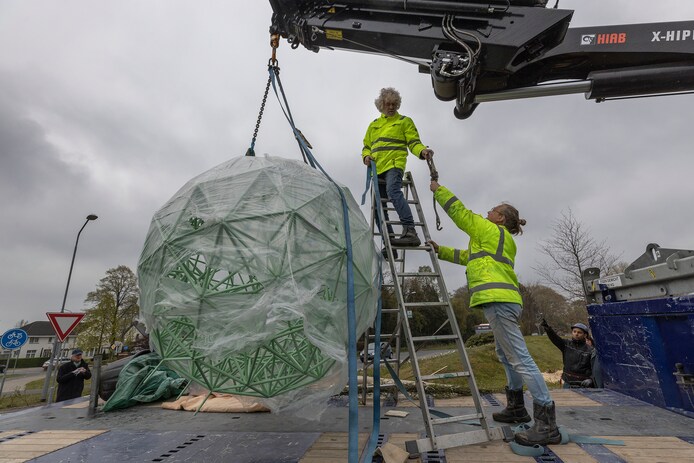 Groen ei van 800 kilo zweefde even door Eersel op zoek naar zijn plek ...