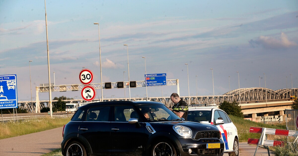 Stiekem met de Mini over het fietspad om afsluiting A2 te omzeilen ...