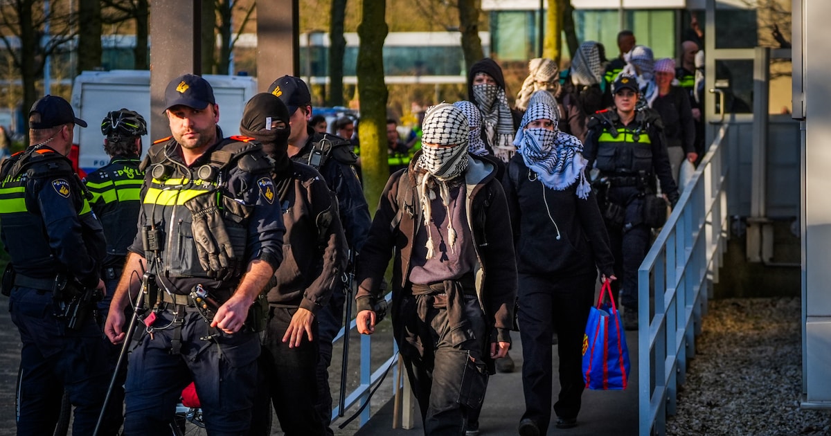 Politie haalt pro-Palestijnse demonstranten van dak gebouw TU/e, zaten ...