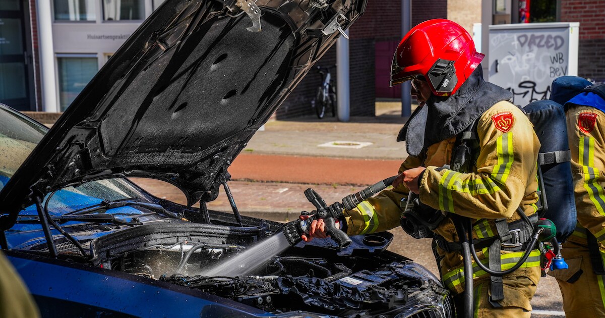 Brandweer blust klein brandje onder motorkap van auto in Veldhoven ...