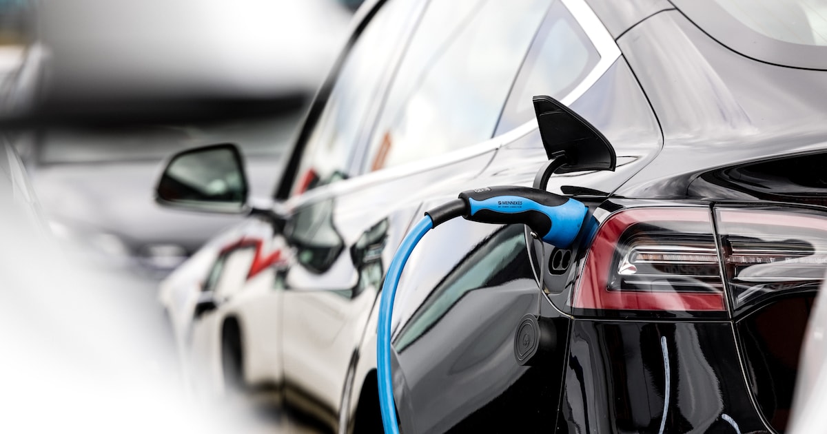 Afkeer van elektrisch rijden neemt toe: ‘Wie kan en wil dat geld nou ...