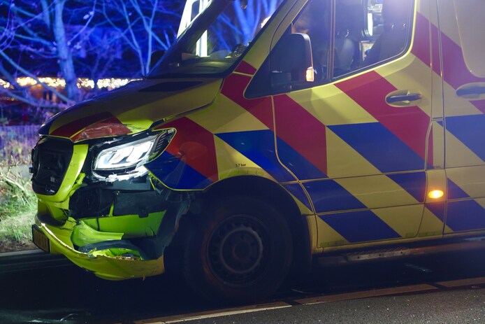 Ambulance botst op afslaande auto in Boxtel, N618 in beide richtingen ...
