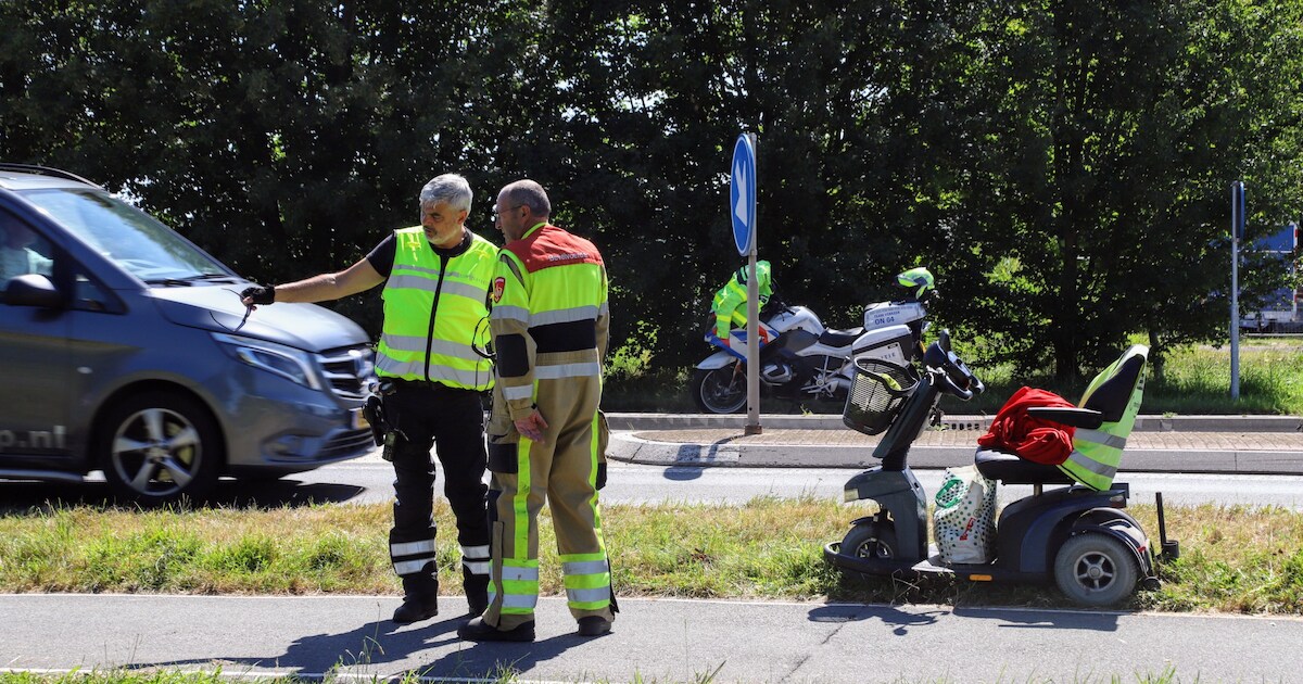 Leon ziet de scootmobiel scheef in de berm staan en komt in actie: ‘Hij ...