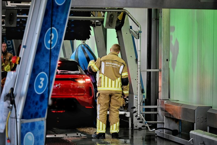 Medewerker van Tilburgse wasstraat hoort hard geluid, daarna zit auto ...