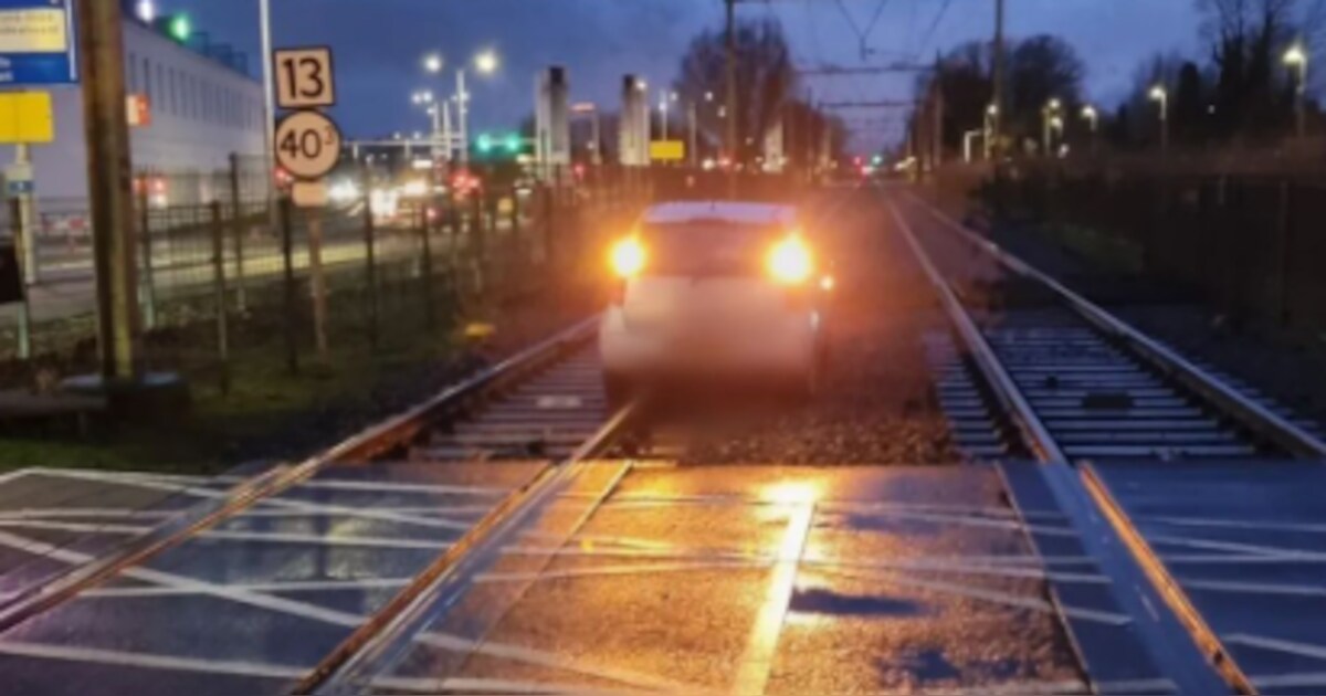 Auto op het spoor in Helmond, treinverkeer naar Eindhoven weer ...