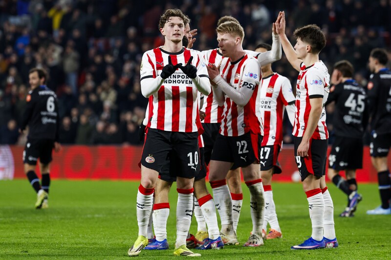 PSV loopt zonder te spelen uit én staat precies op recordvoorsprong ...