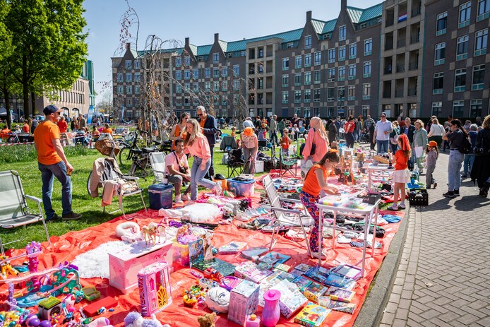 Ouderwets grabbelen, maar ook nieuwerwets betalen met een QR-code voor tweedehands schatten op ...