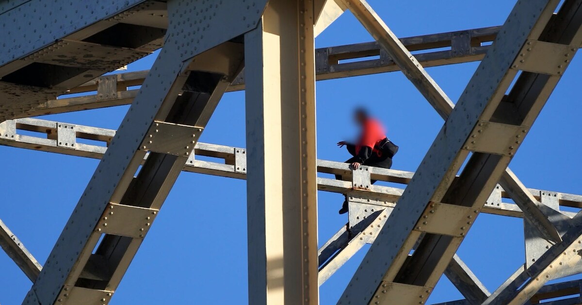 Video van de dag: Verward persoon zit urenlang bovenop de Waalbrug ...