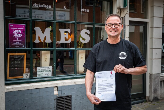 Café-eigenaar verbijsterd: hij moet van gemeente naam Mes veranderen na steekpartijen onder ...