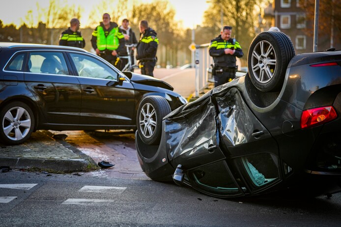 Auto gaat over de kop bij botsing in Eindhoven en zorgt voor verkeersopstopping richting John F ...