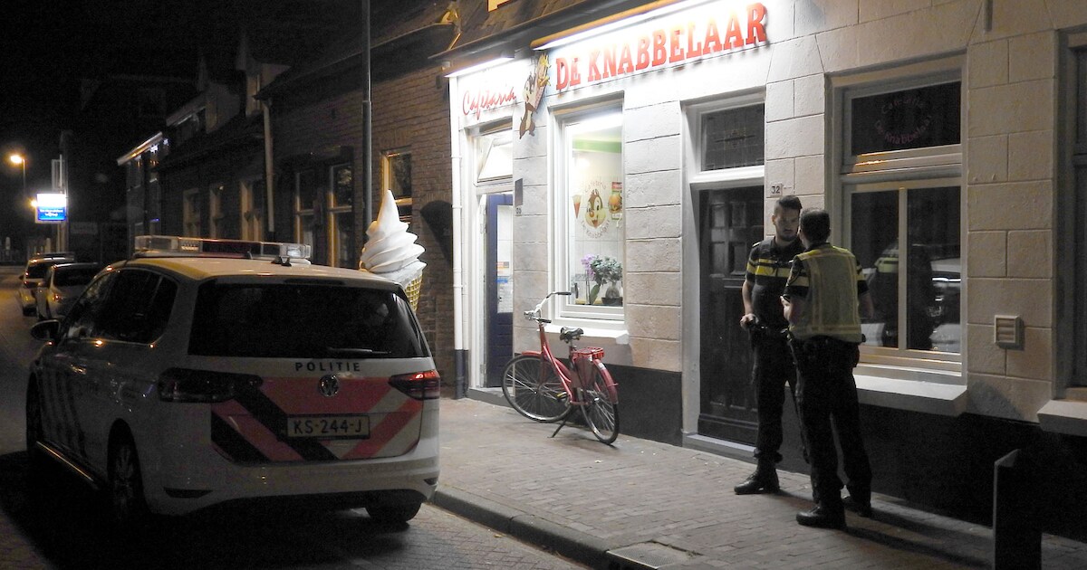 Gemaskerde man pleegt overval op cafetaria De Knabbelaar in Gemert ...
