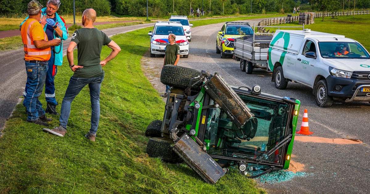 Grasmaaiwagen kantelt op helling in Eindhoven, bestuurder raakt gewond ...