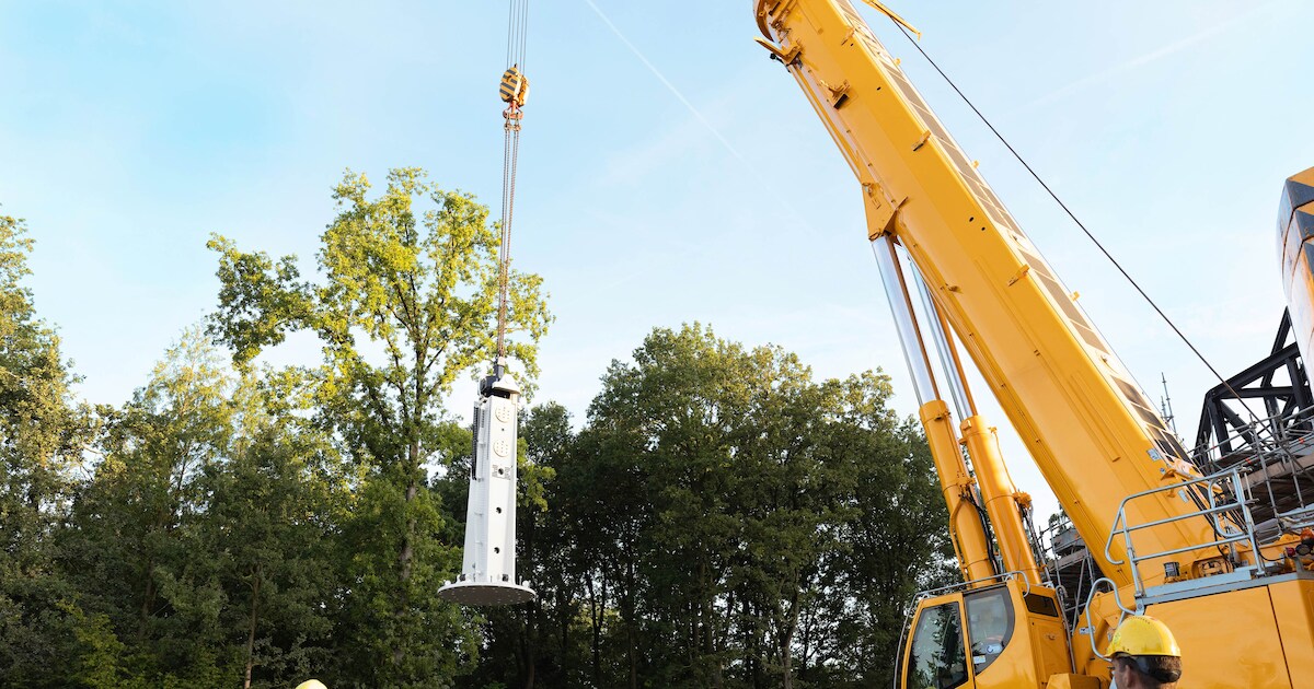 Efteling hijst enorme mast van ruim 45.000 kilo in gebouw Danse Macabre ...