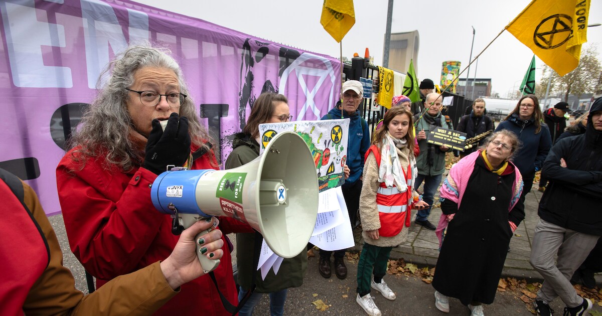Klimaatactivisten en buurtbewoners demonstreren samen tegen ...