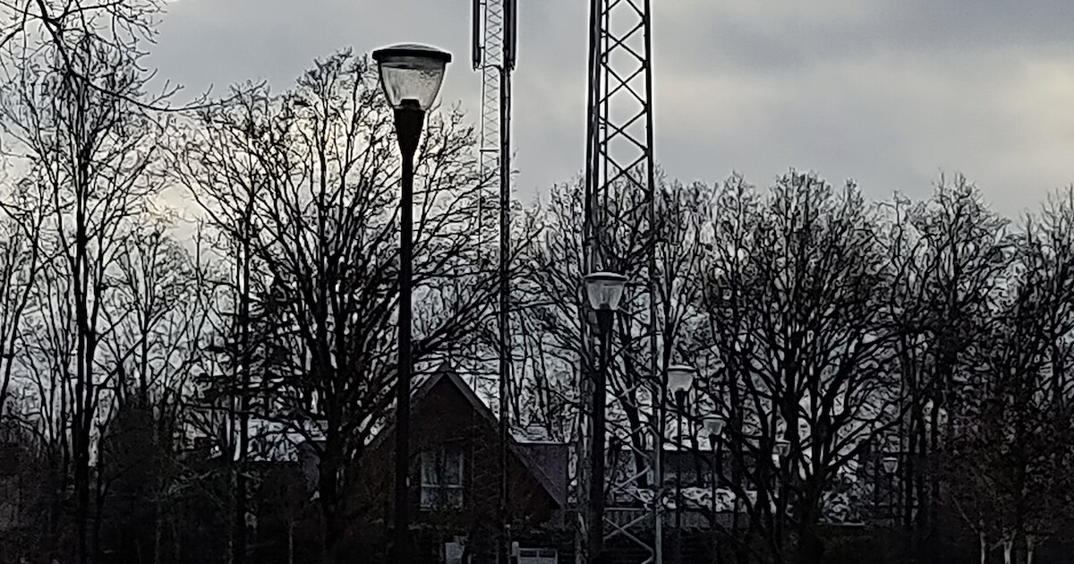 Buurtbewoners zijn allerminst blij met de zendmast voor hun deur en stappen weer naar de rechter ...