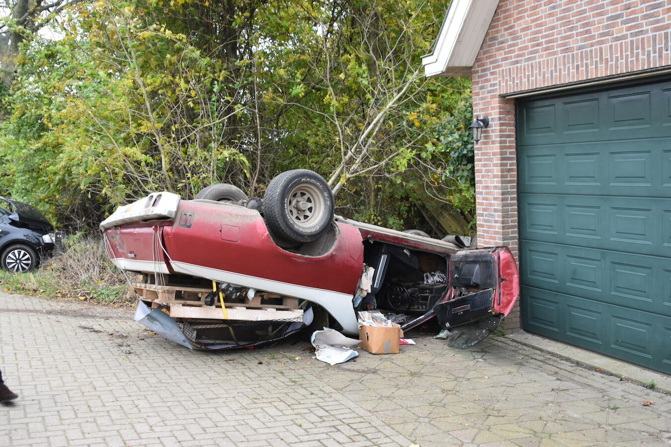 Auto slaat over de kop na botsing op N-weg, beide bestuurders naar het ...
