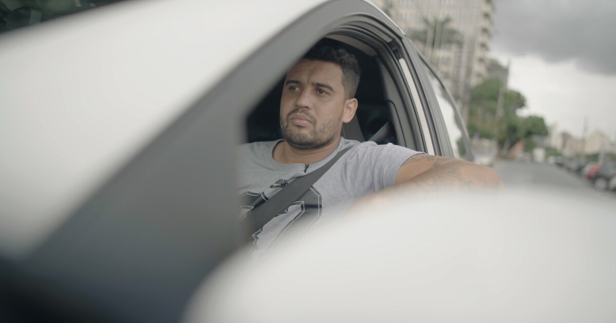 Oud-PSV'er Jonathan Reis kickte door het wieden van onkruid af van ...