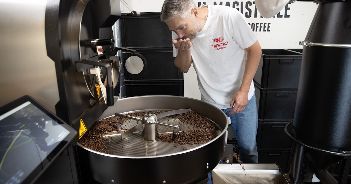 Bas uit Heeze wil met eigen koffiebranderij na wielerwereld ook horeca veroveren: ‘Hoor je het ...