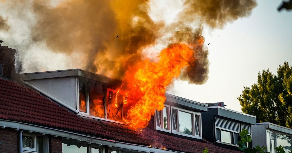 Zolder van Eindhovense woning verwoest bij uitslaande brand, al had ...
