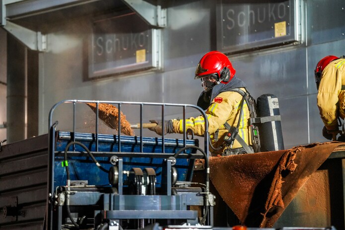 Klep van silo vol hout geblazen door explosie bij kozijnen-bedrijf in ...