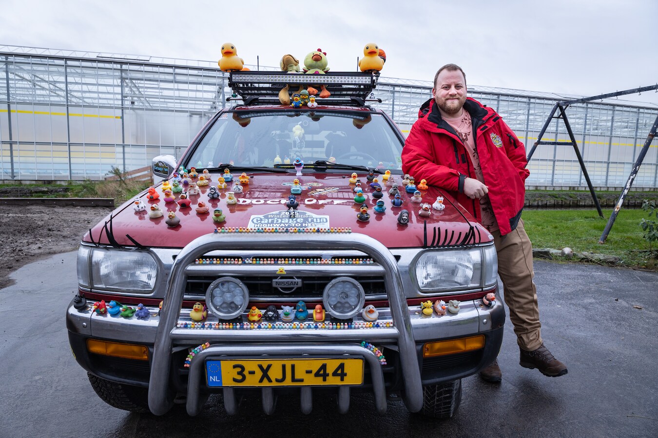 Na ‘hel’ in Finland trekt Dennis (40) voor tweede keer naar Noord-Europa in auto vol badeendjes ...