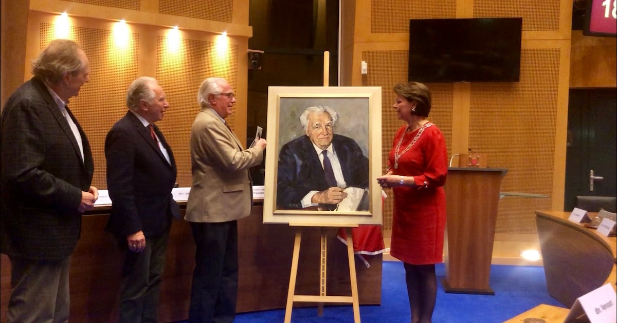 Helmond eert Frans-Joseph van Thiel met portret | Helmond | ED.nl
