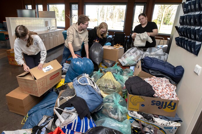 Kledinginzameling op het Pius X-College meer dan geslaagd: ‘In no time hadden we plek tekort ...
