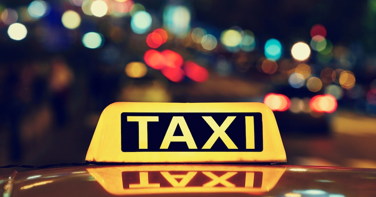 Taxichauf­feur is dronken klant na zeventig kilometer beu en stopt ...